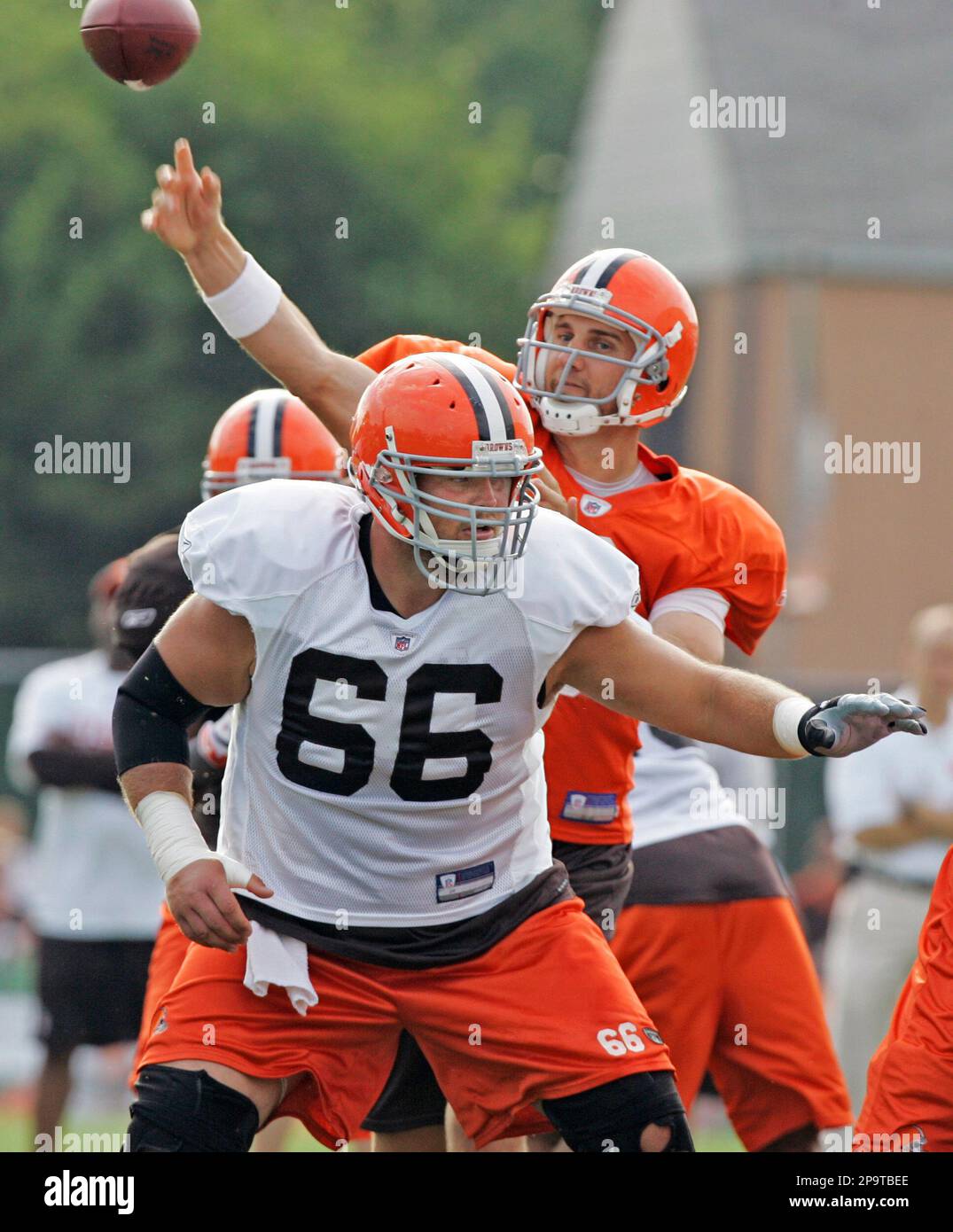 Cleveland Browns center Hank Fraley (66) blocks for quarterback Derek ...