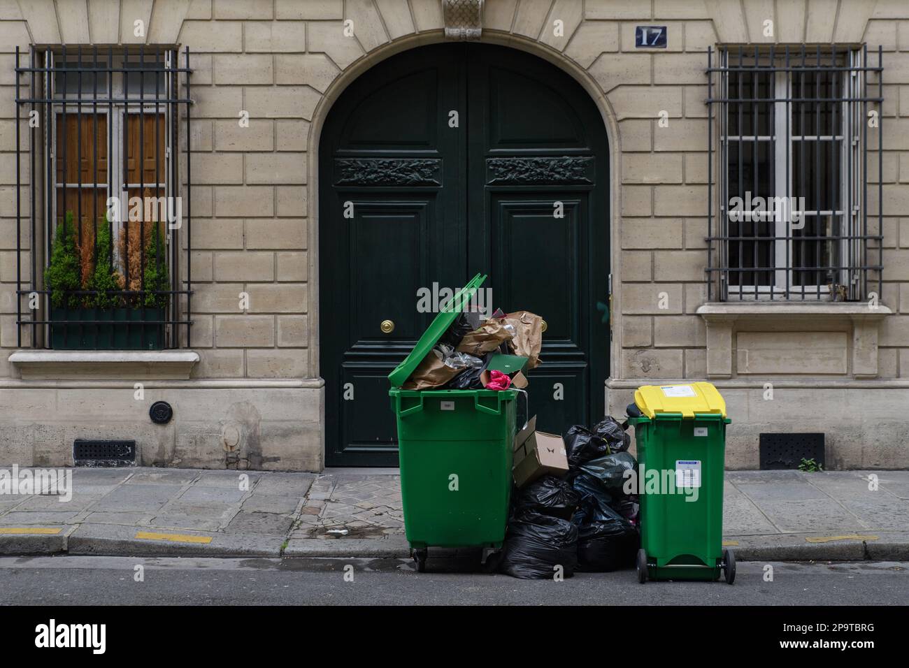 Julien Mattia / Le Pictorium - Garbage collectors' strike in Paris - 11 ...