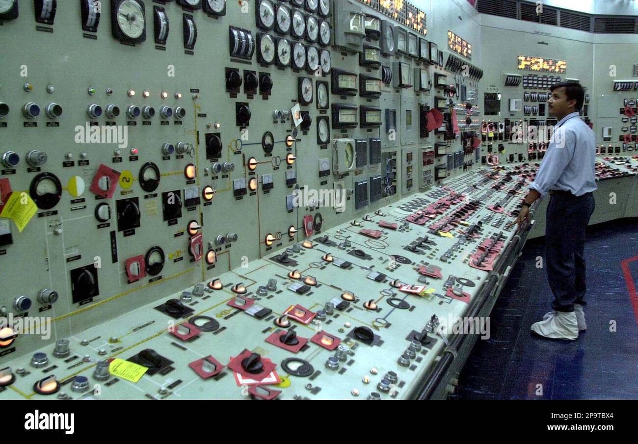 ** FILE ** In this Dec. 28, 2004 file photo, a scientific officer works ...