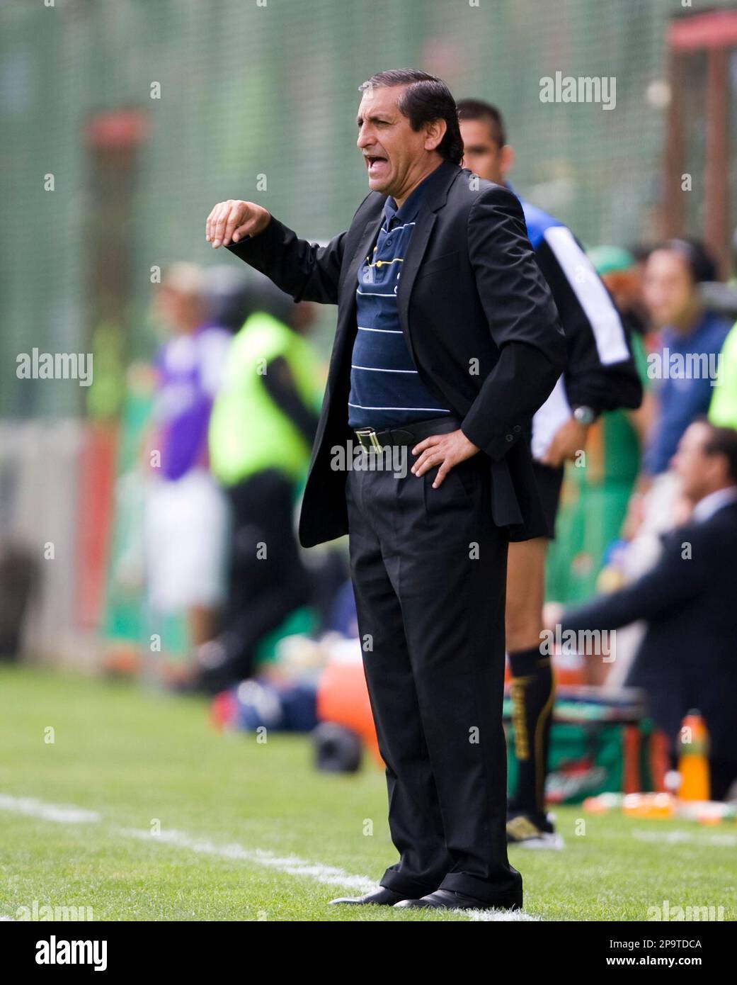 America's coach Ramon Diaz, from Argentina gestures during a Mexican ...