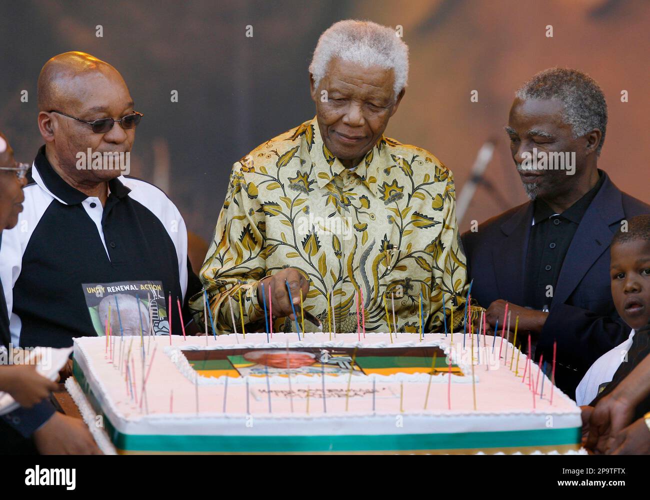 Former South African President Nelson Mandela, flanked by African ...