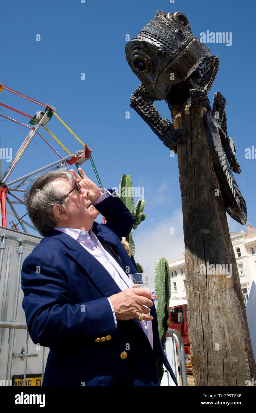 Actor and Comedian Ronnie Corbett Stock Photo - Alamy