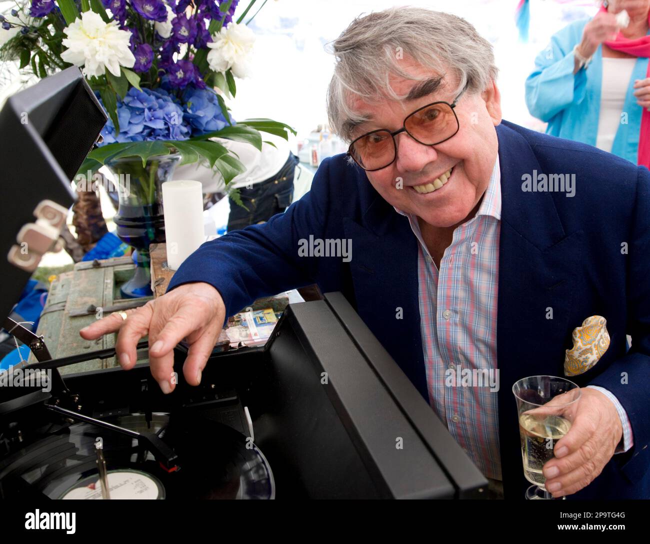 Actor and Comedian Ronnie Corbett Stock Photo - Alamy