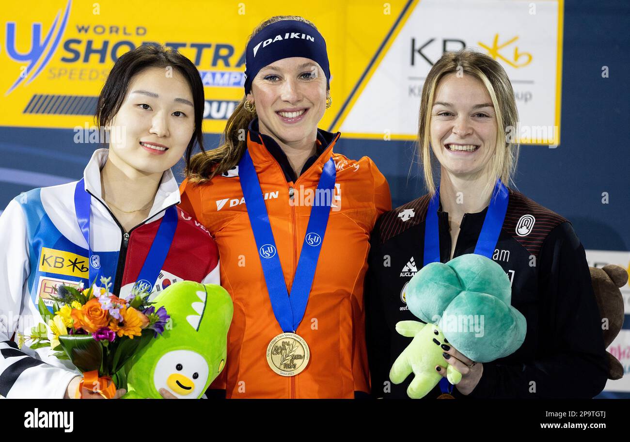 SEOUL - Suzanne Schulting (middle), Choi Min-Jeong (l) and Kim Bouton ...