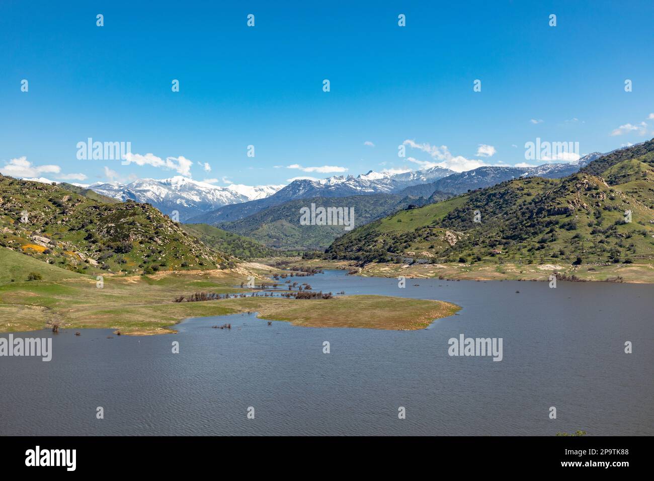 scenic lake Kaweah in three rivers at the entrance of Sequoia national ...
