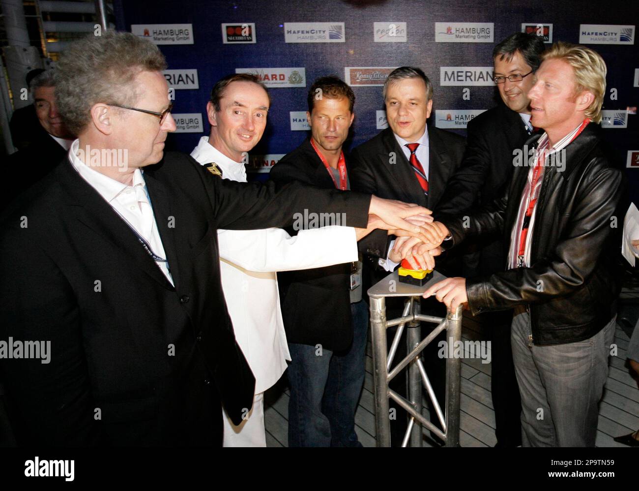 Kuenstler Michael Batz, Kapitaen der Queen Mary II Christopher Wells ...