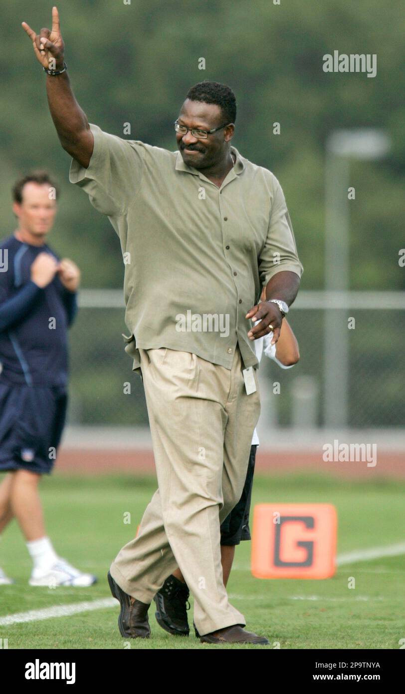 Former New England Patriots linebacker Andre Tippett waves to the crowd ...