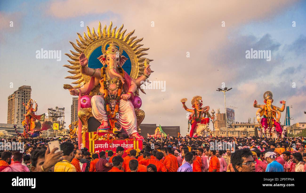 Ganapati Visarjan in Mumbai , Girgaon Chowpaty, Girgaum chowpatty ...