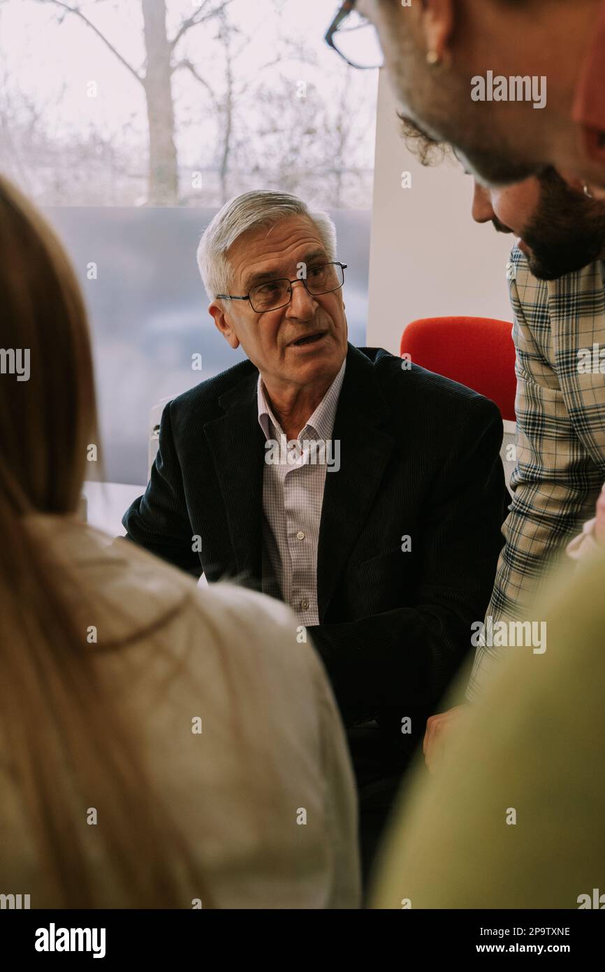 Office colleagues kind hi-res stock photography and images - Alamy