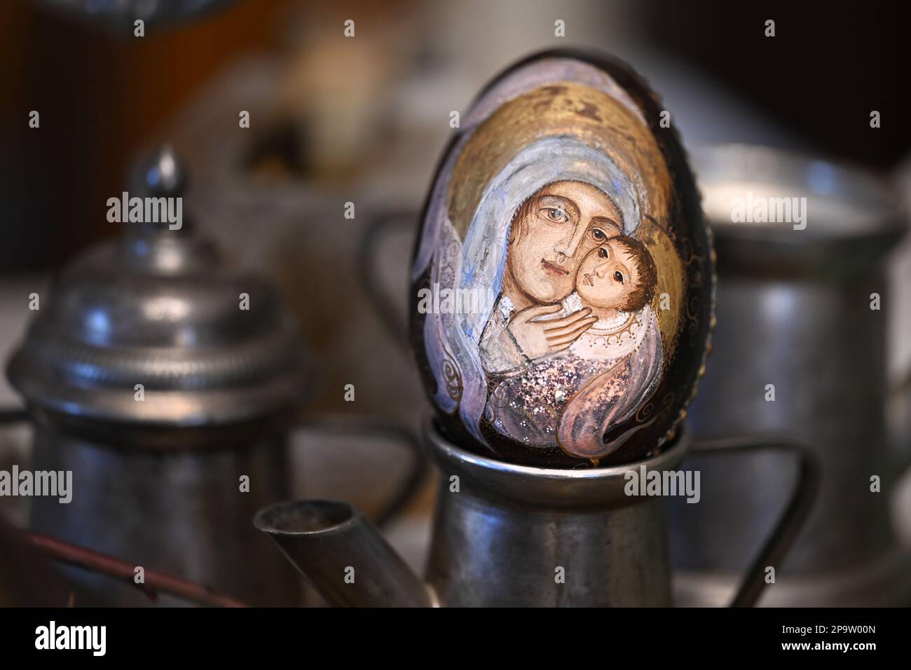 11 March 2023, Baden-Württemberg, Wangen im Allgäu: A hand-painted gold ...