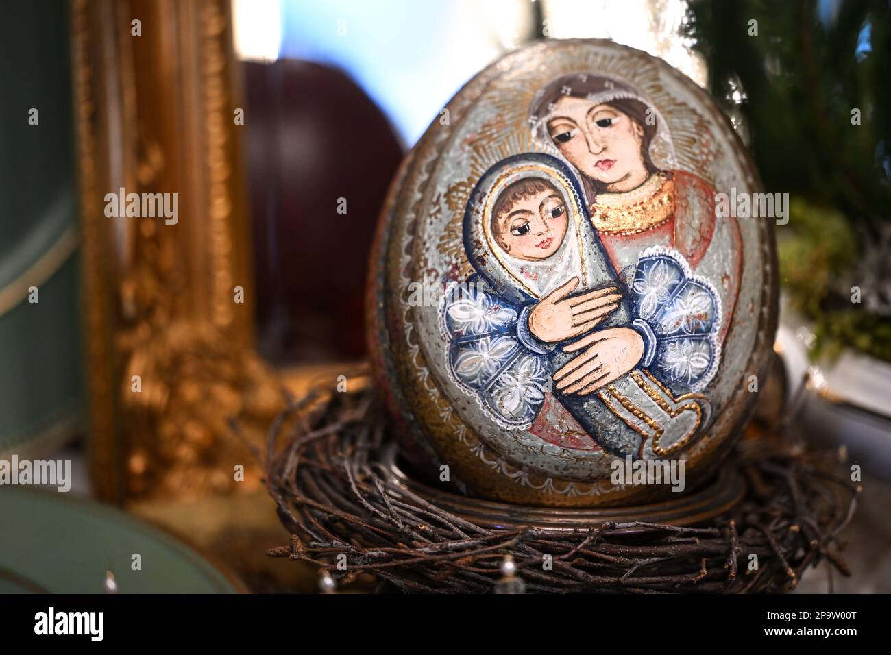 11 March 2023, Baden-Württemberg, Wangen im Allgäu: A hand-painted gold ...