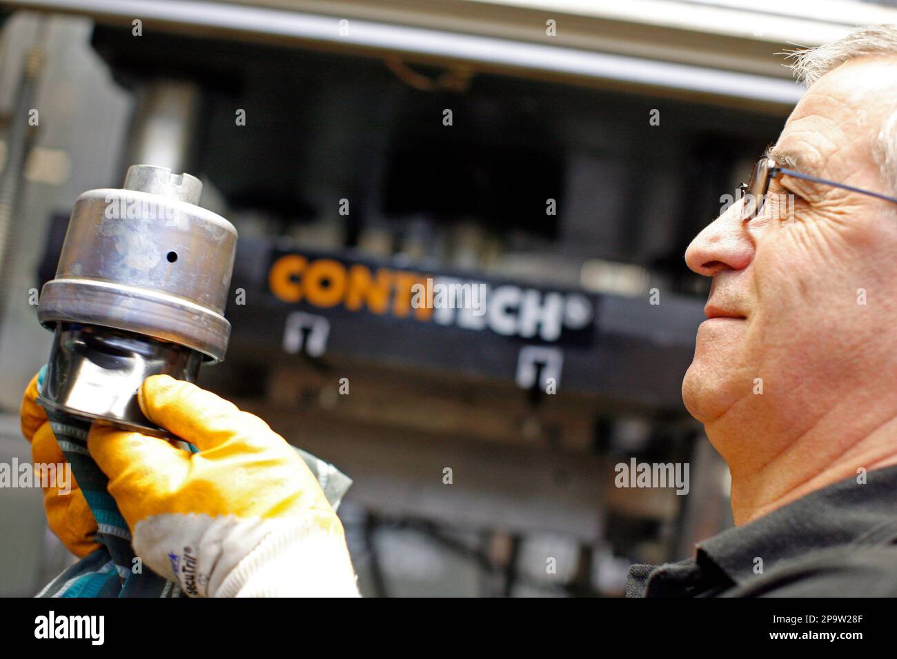 ** ARCHIV ** Ein Mitarbeiter der Continental AG prueft am 8. August ...