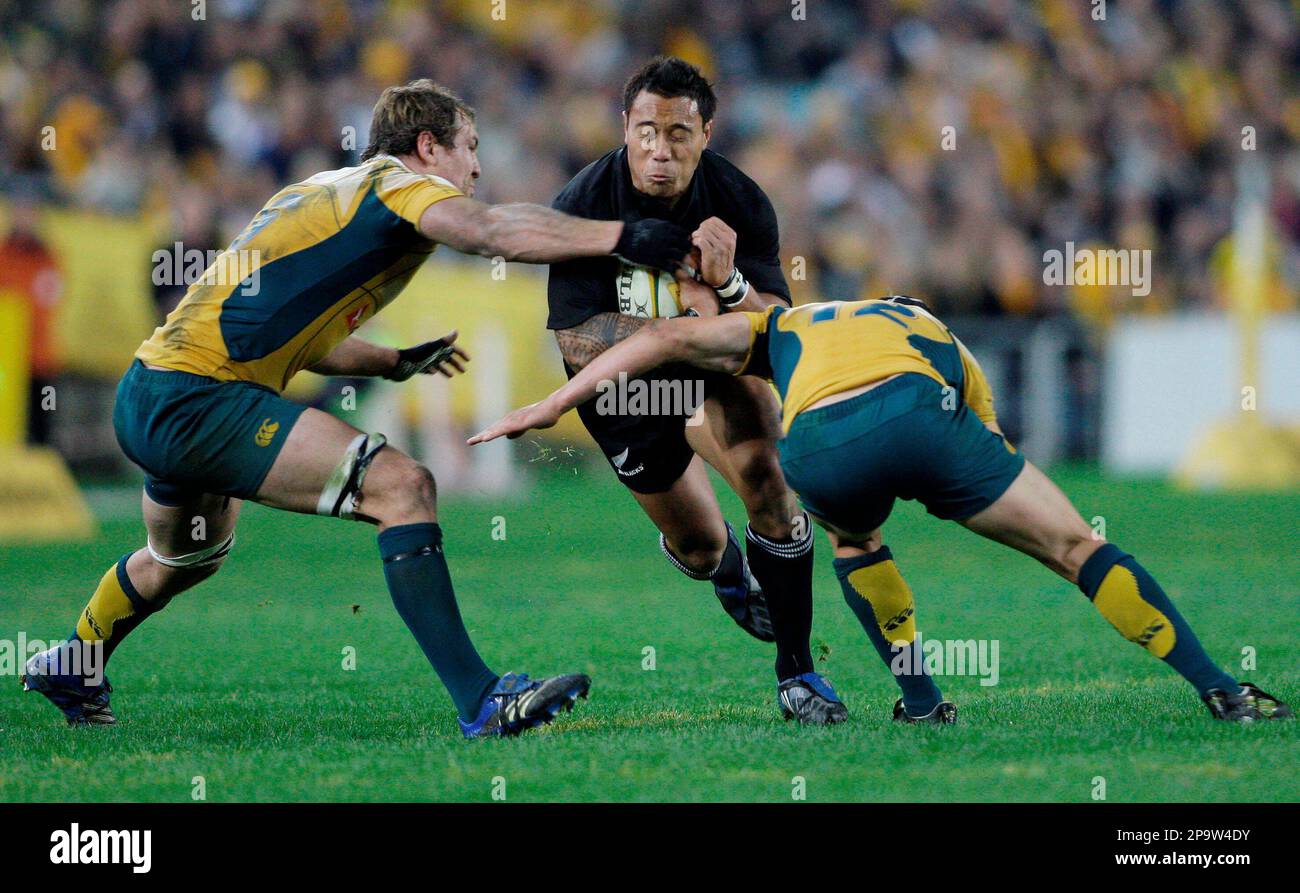 New Zealand's Sitiveni Sivivatu, center, runs into Australia's Rocky ...