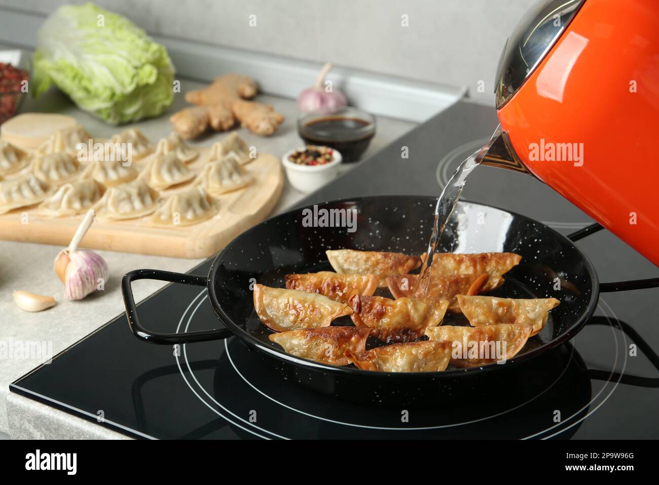 Pouring oil in water hi-res stock photography and images - Alamy
