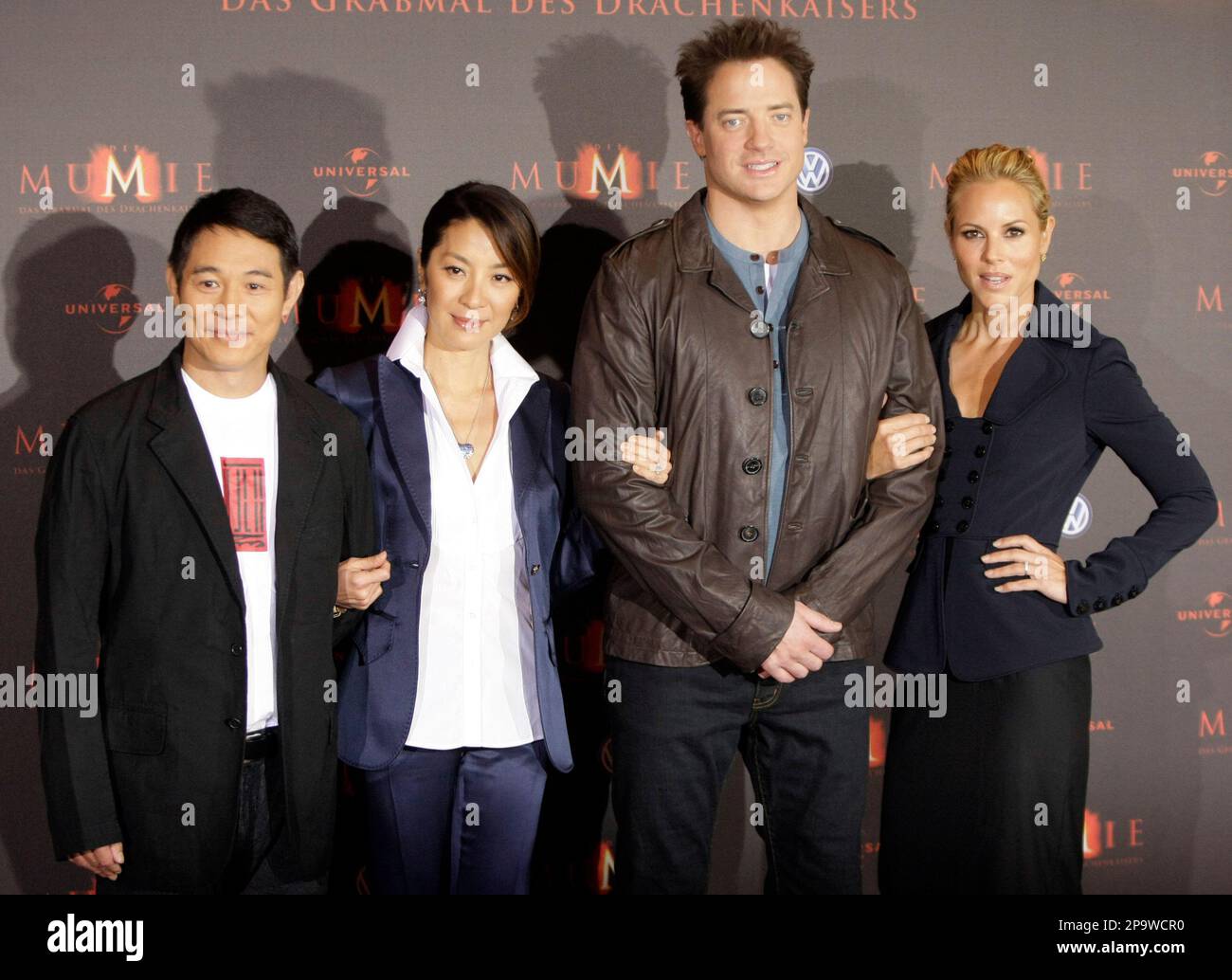 Die Schauspieler Jet Li, Michelle Yeoh, Brendan Fraser und Maria Bello, von links, posieren am ...
