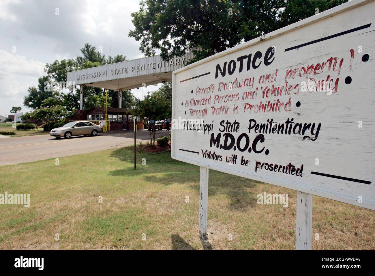 Mississippi State Penitentiary staff leave the Parchman, Miss ...