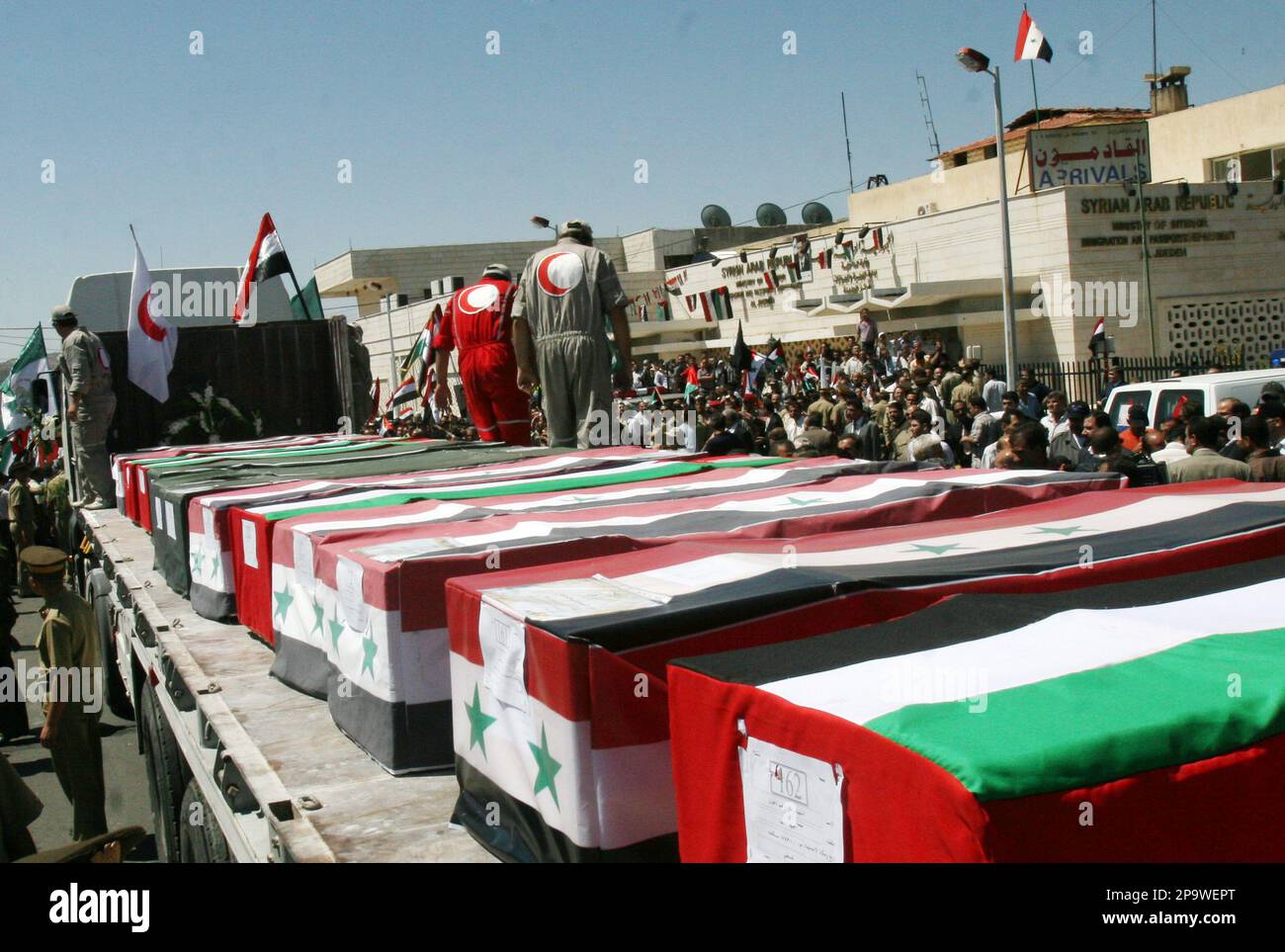 Vehicles carrying coffins of fighters crosses the Syrian-Lebanese ...