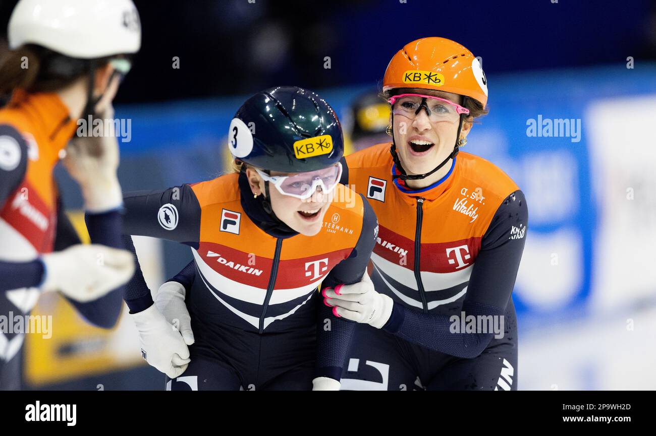SEOUL - Suzanne Schulting (r), Xandra Velzeboer. and Selma Poutsma (l ...