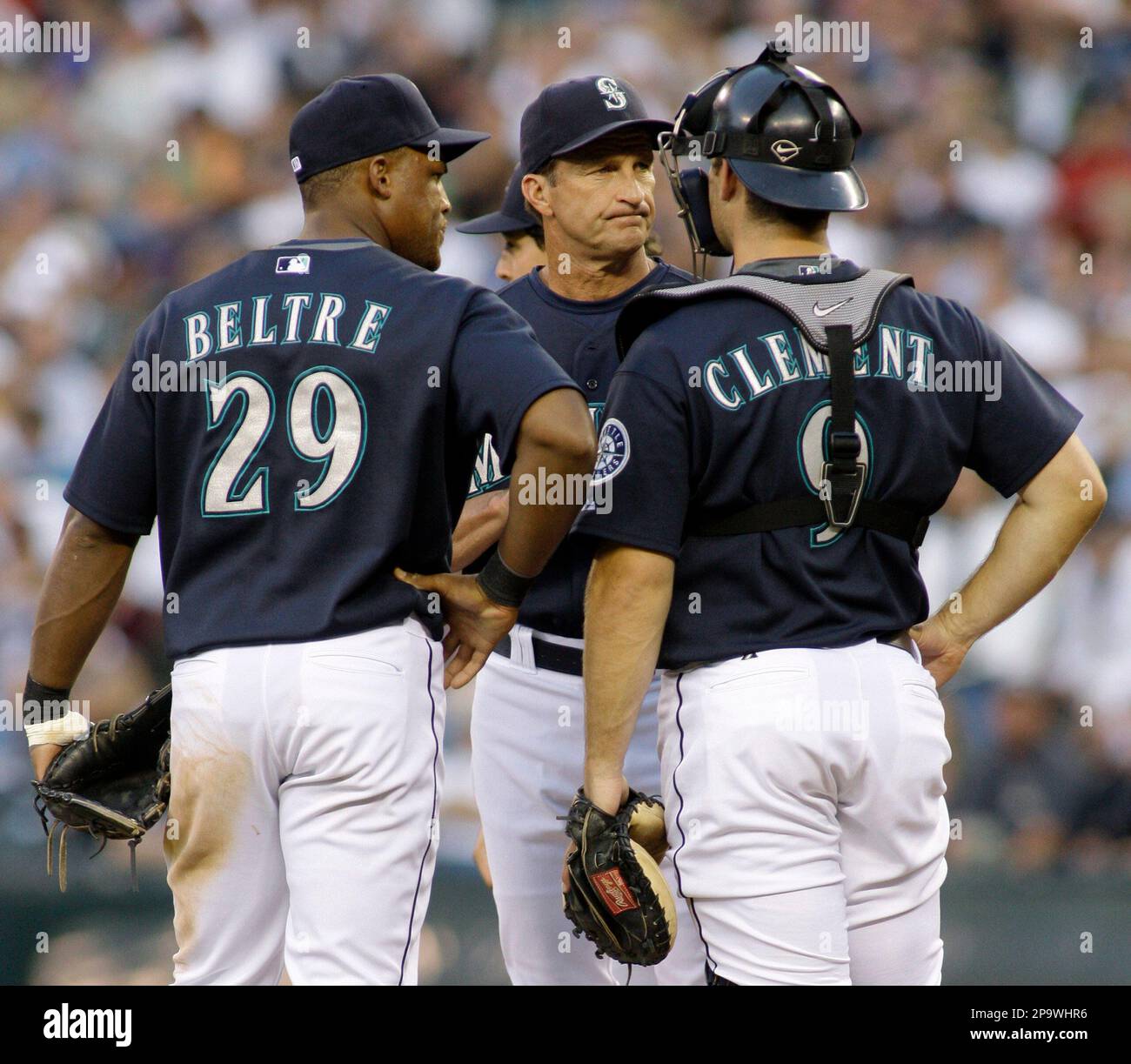 Seattle Mariners manager Jim Riggleman, center, stands on the pitching ...