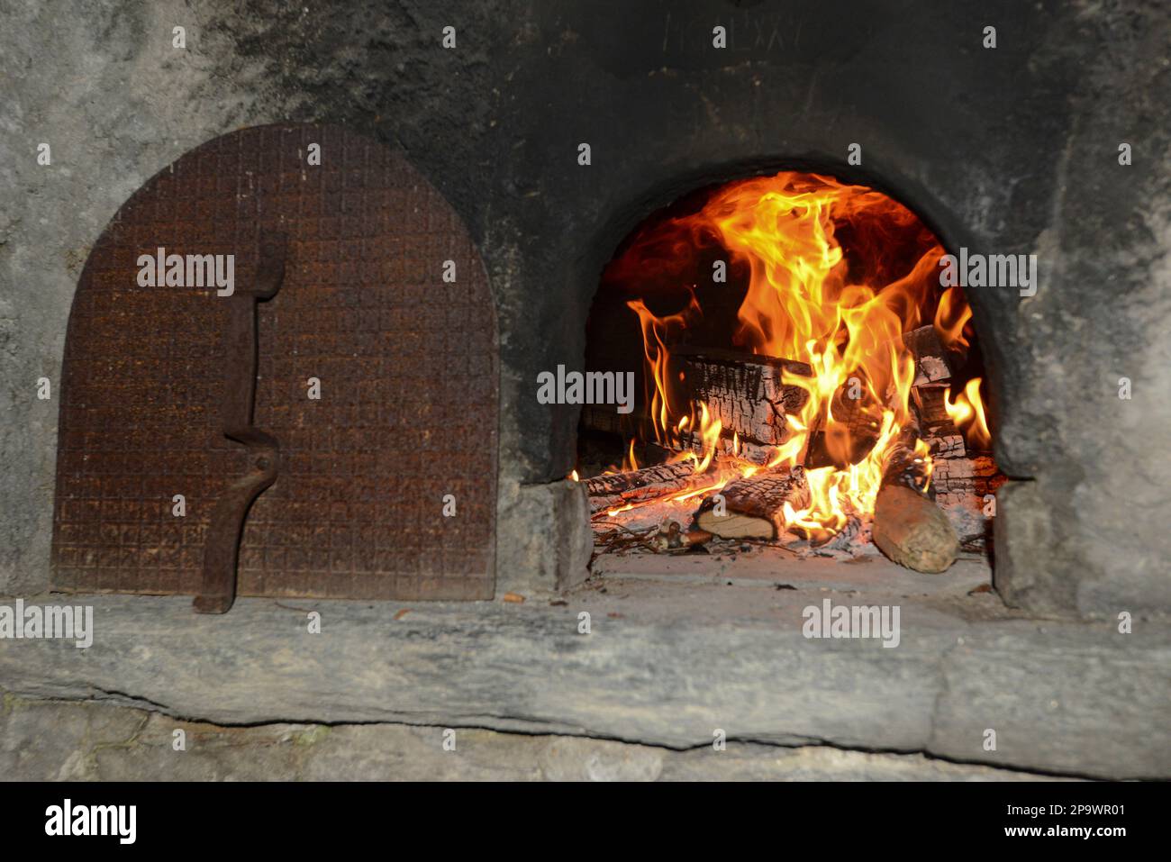 Staycation, wood fire in traditional kiln, stone oven Stock Photo - Alamy