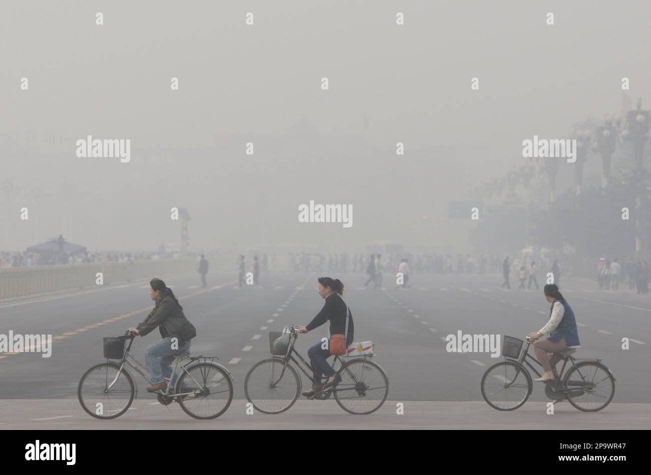 ** FILE ** Chinese cycle through smog and pollution over Beijing's ...