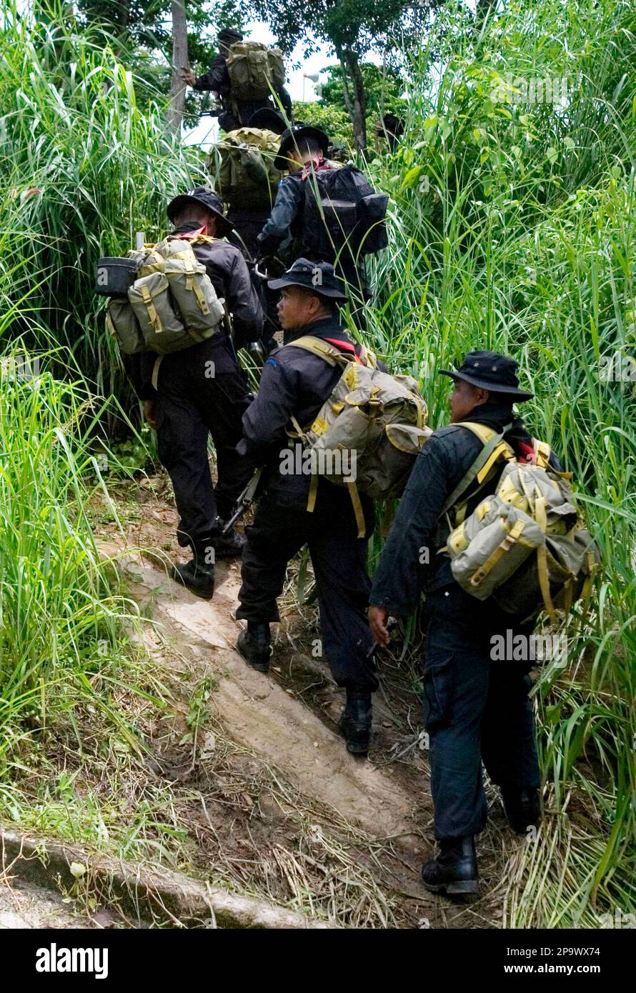 A fresh group of Thai soldiers walk from the border to a Cambodian ...