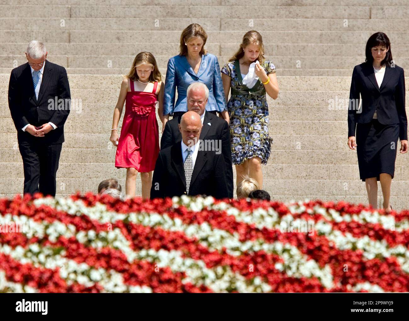 The family of former White House Press Secretary Tony Snow, leaves the ...