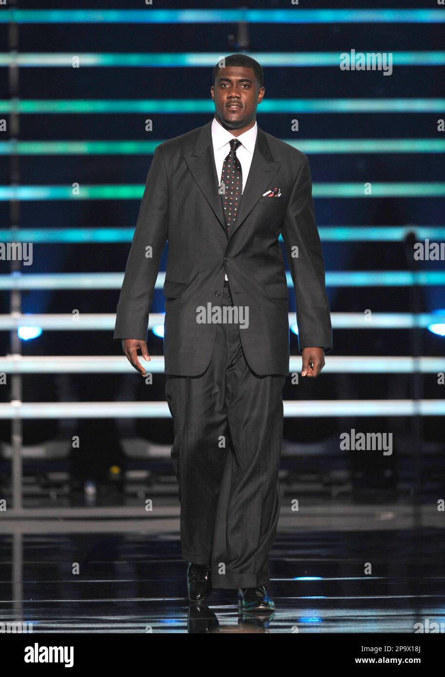 Kevin Everett accepts the Jimmy V award for perseverance at the 16th ...