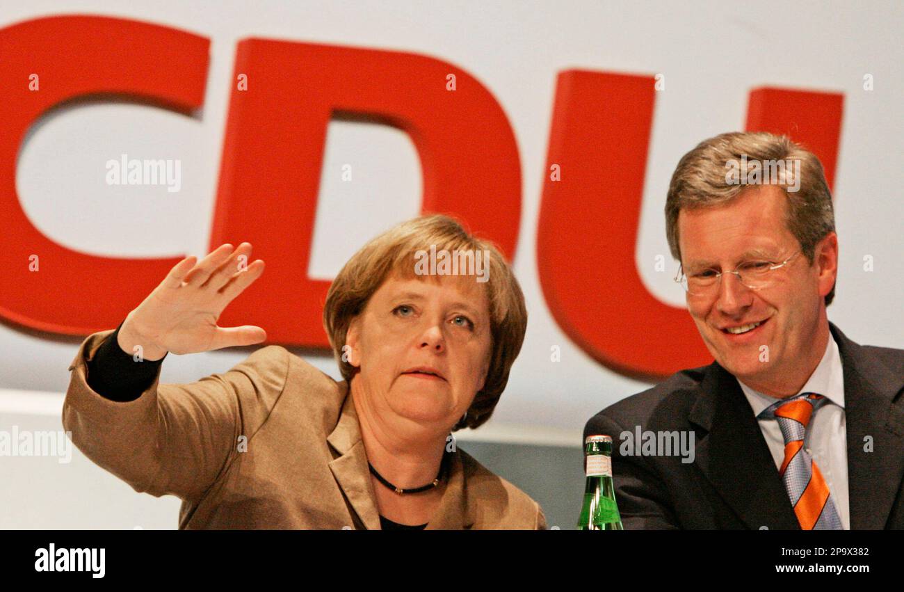 ** ARCHIV ** Bundeskanzlerin Angela Merkel, links, und ...