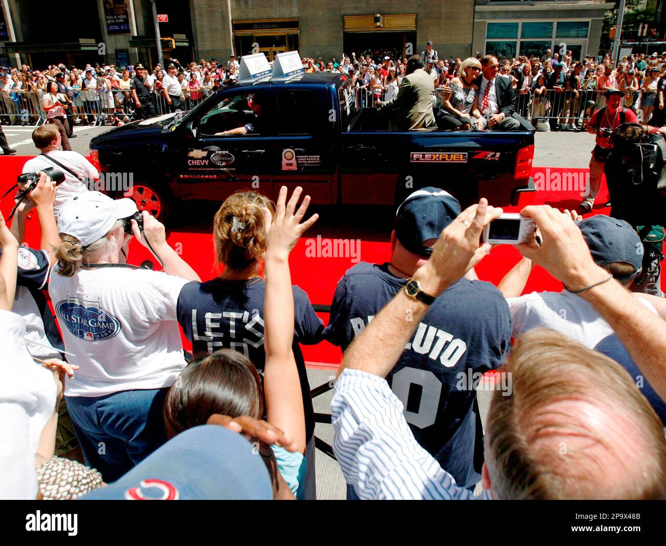 Baseball fans wave to and take pictures of Bob Gibson and Gary Carter ...