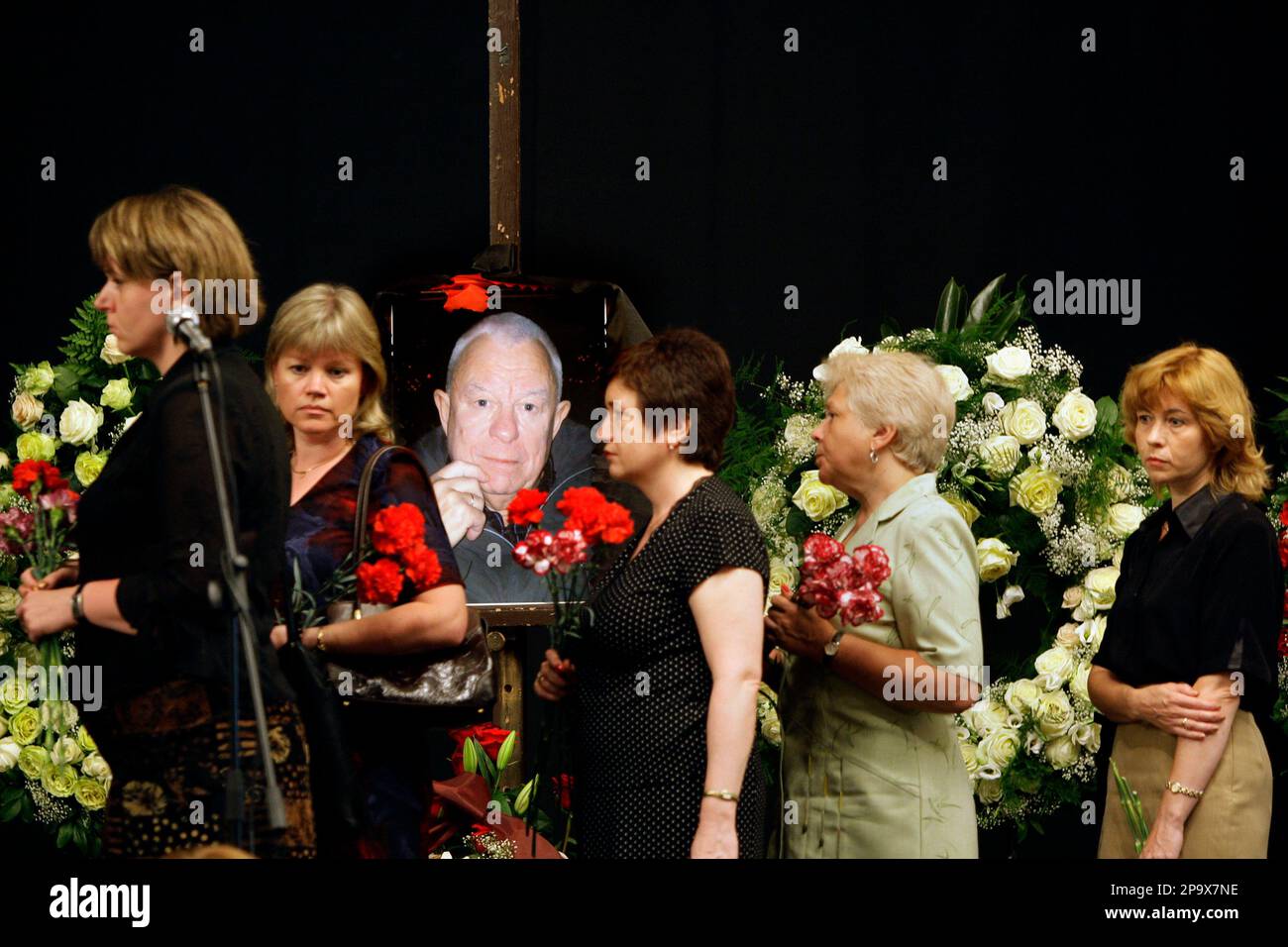 People queue to put flowers on the coffin of Anatoly Pristavkin, (in ...