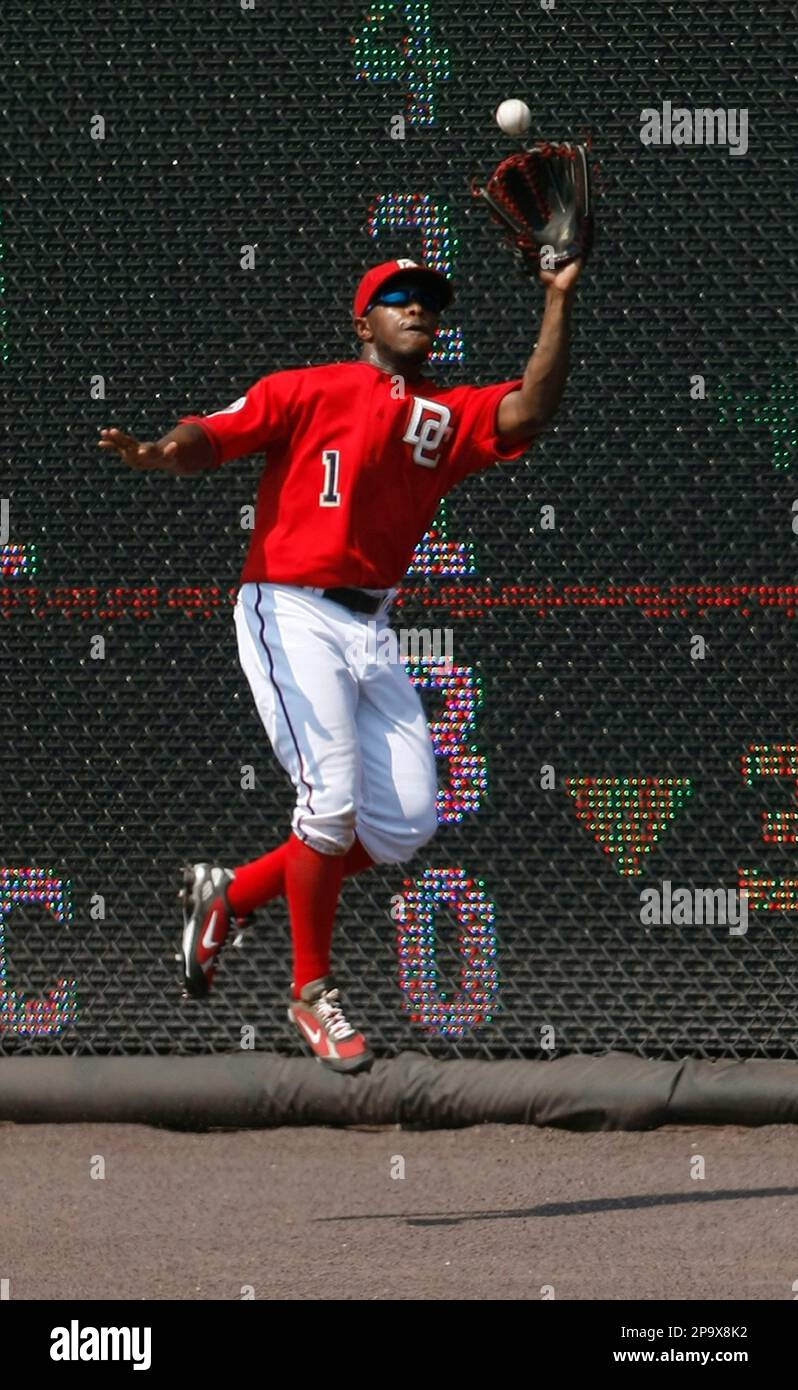 Washington Nationals center fielder Willie Harris leaps to catch a ball ...