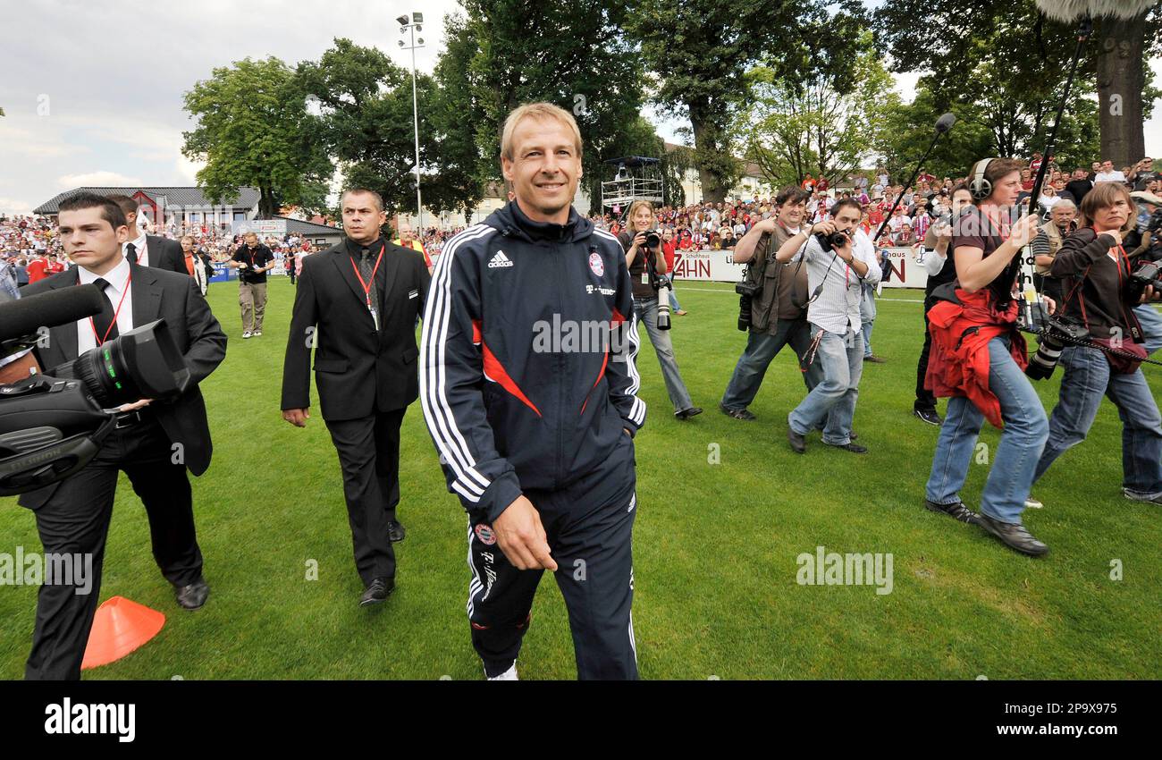 New Bayern head coach Juergen Klinsmann arrives between photographers ...