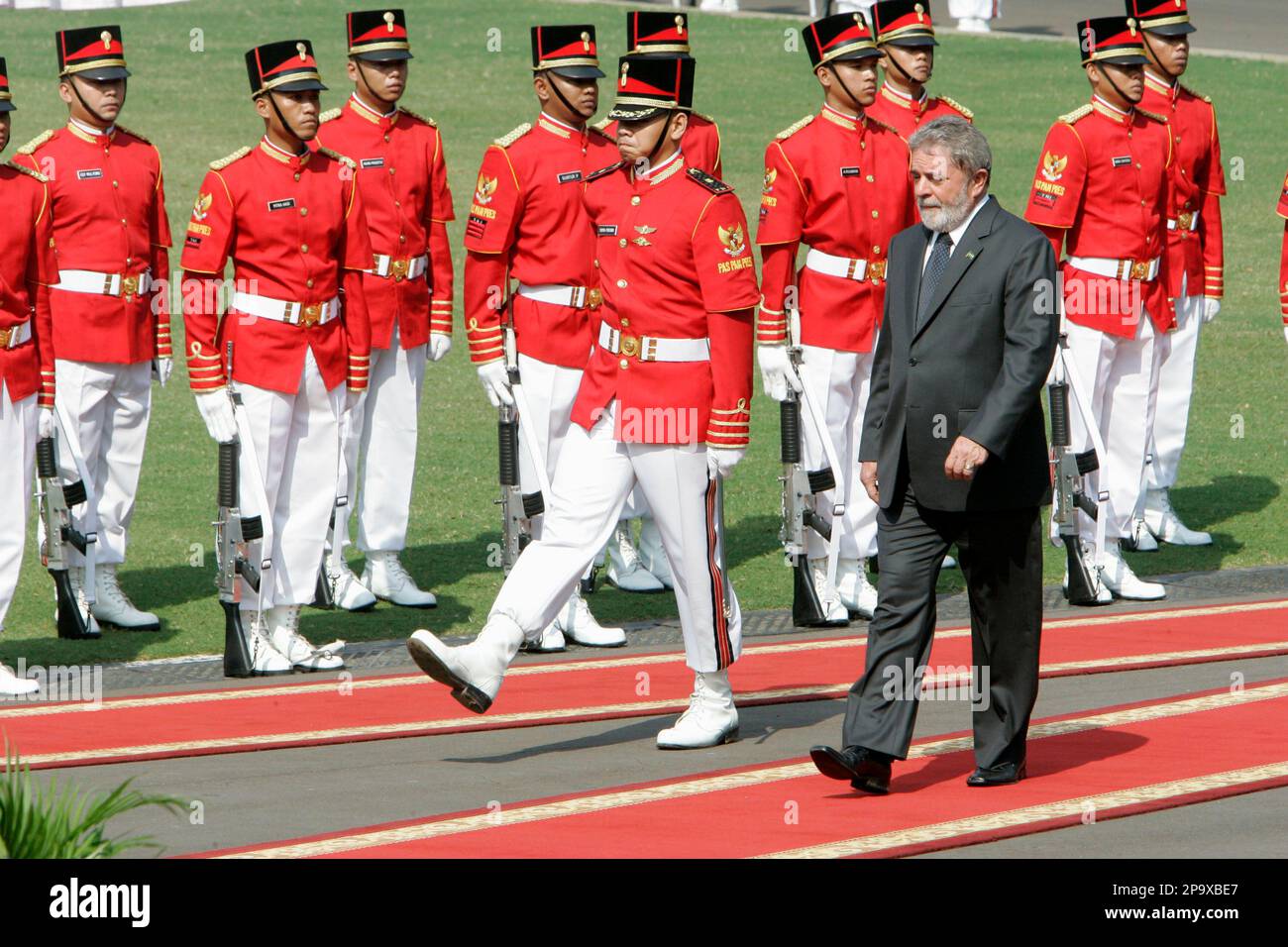 Brazilian President Luiz Inacio Lula da Silva inspects honor guards ...