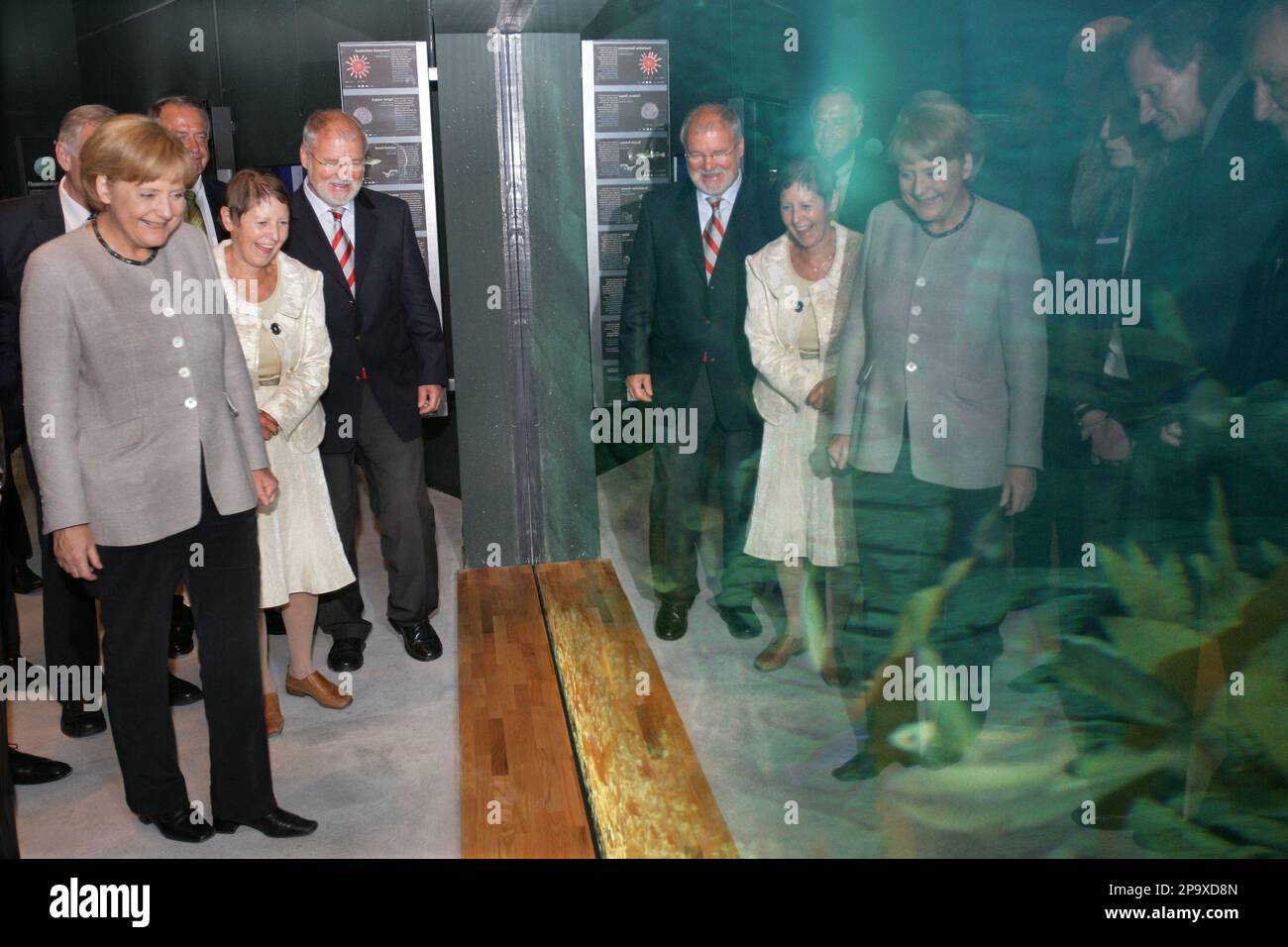 Bundeskanzlerin Angela Merkel schaut am Freitag 11. Juli 2008 gemeinsam ...