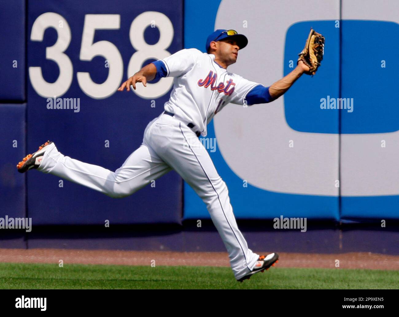 New York Mets right fielder Fernando Tatis hauls in San Fransisco ...