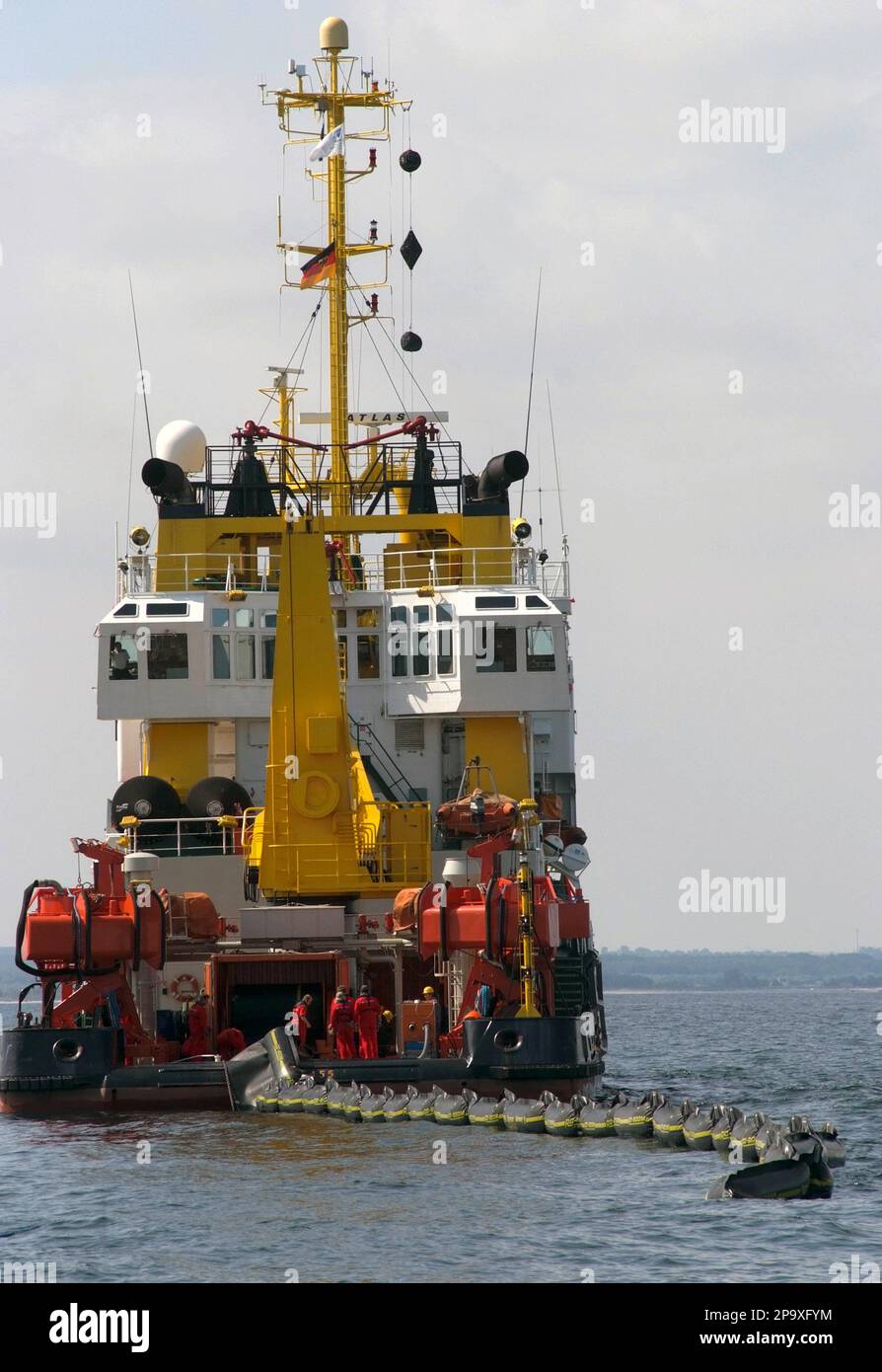 Vom Mehrzweckschiff "Arkona" aus wird am Donnerstag, 10. Juli 2008, auf ...
