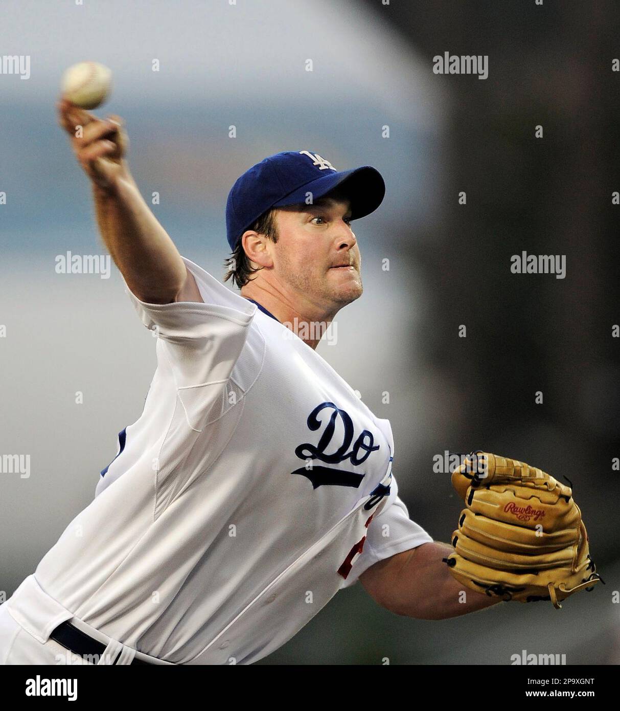 Los Angeles Dodgers pitcher Derek Lowe throws against Atlanta Braves ...