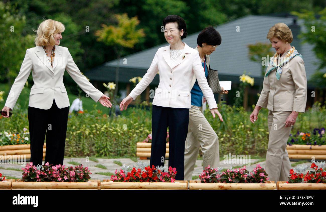 Canada's prime minister's wife Laureen Harper, left, and Japan's prime ...