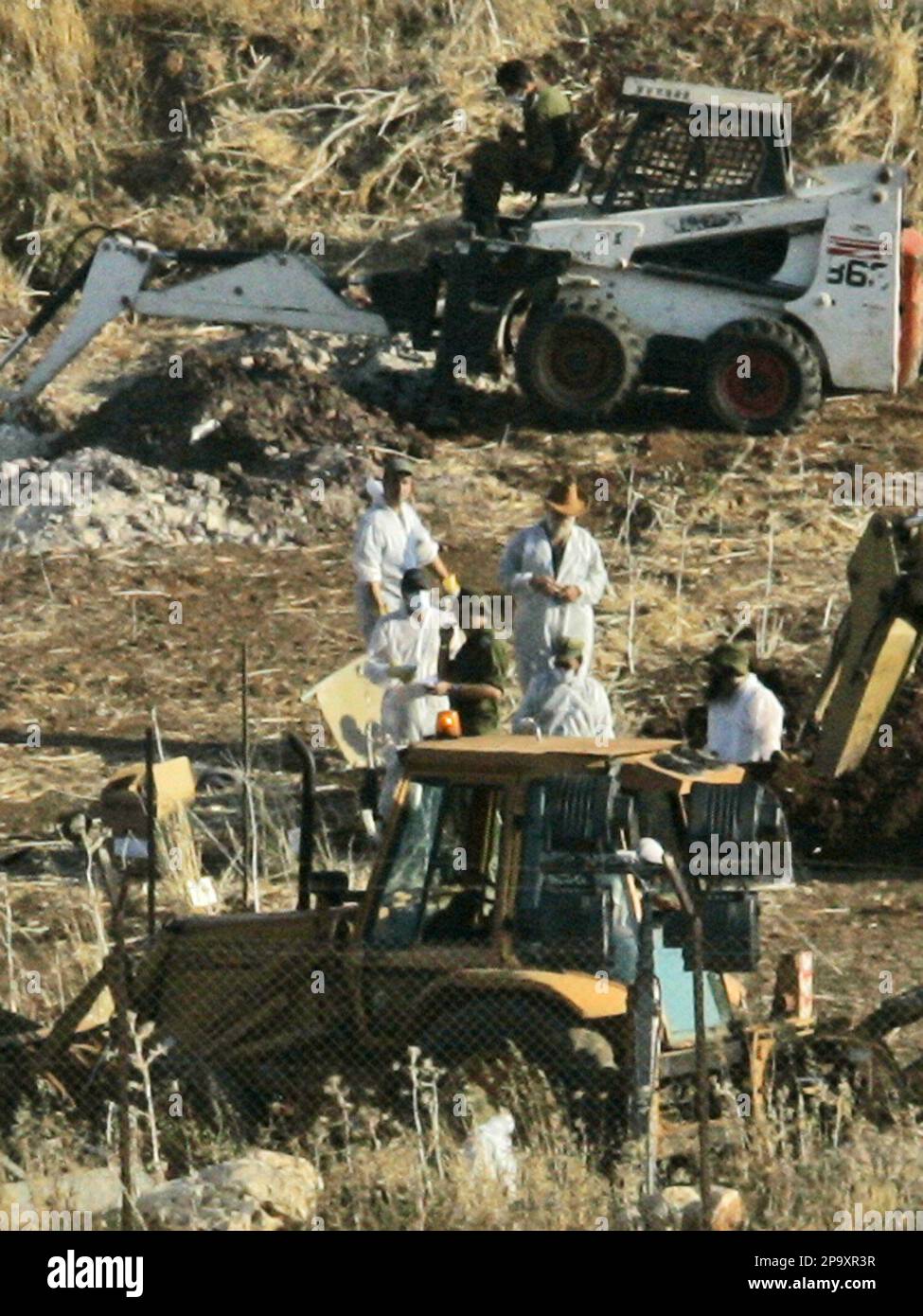 Israeli soldiers exhume bodies of Lebanese and Palestinian fighters ...