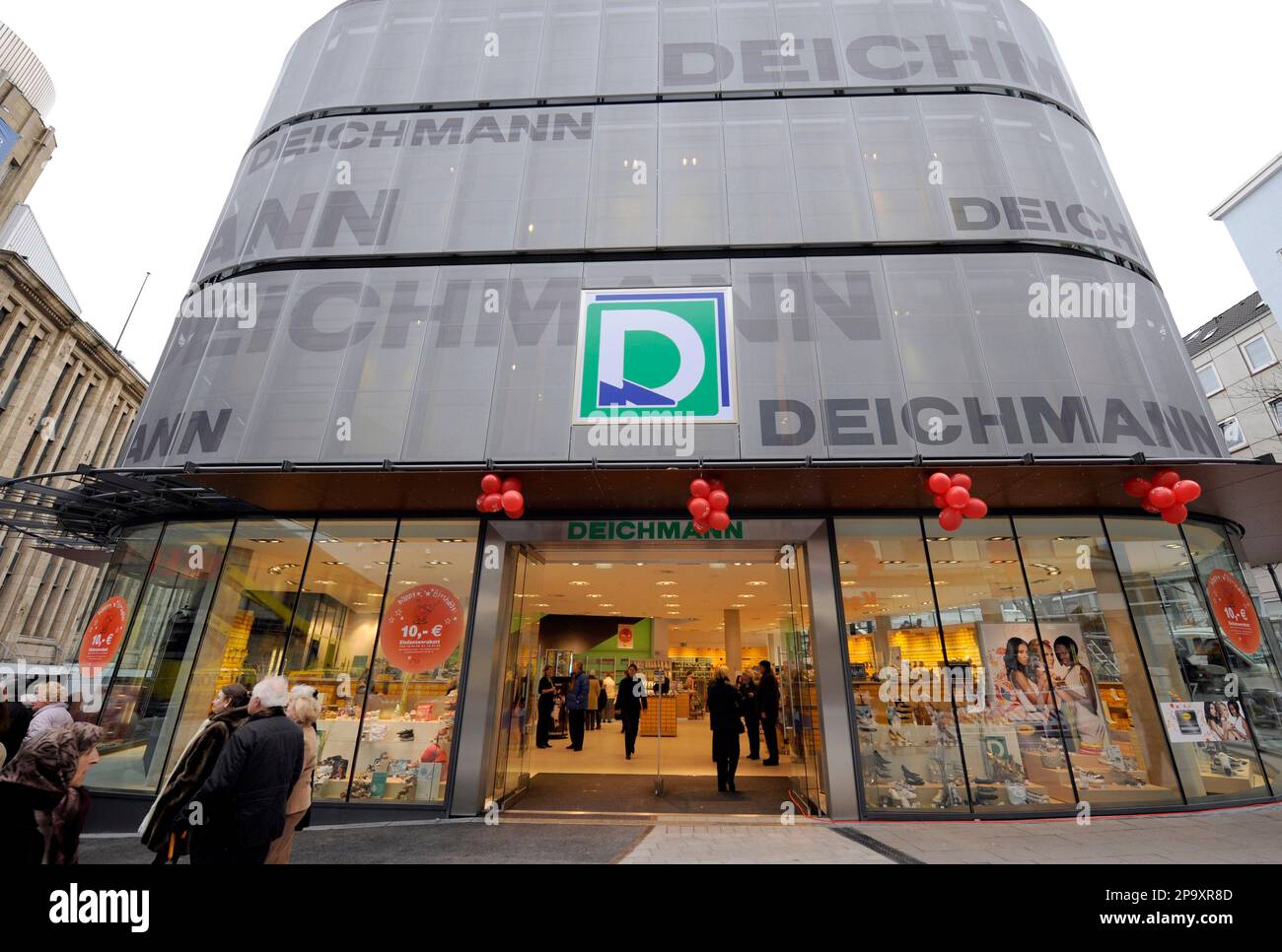 ** ARCHIV ** Menschen laufen am 10. Maerz 2008 an dem neuen Deichmann ...