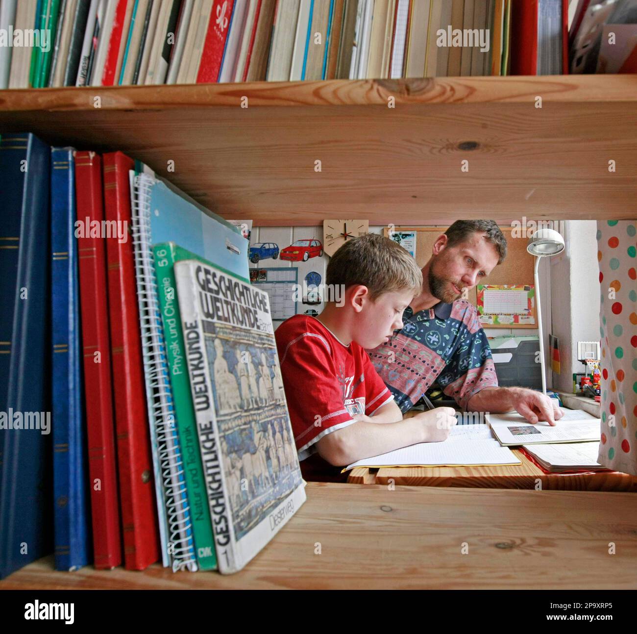 ** ARCHIV ** Der Vater Juergen Dudeck, 47 Jahre alt, rechts ...