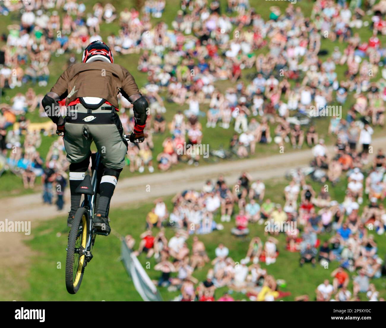 Der Weltmeister Peter Meyer springt am Samstag, 5. Juli 2008, in ...