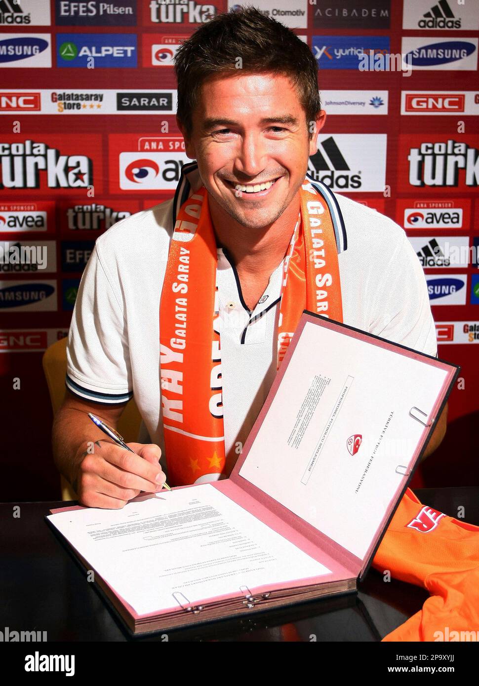 Australian soccer player Harry Kewell signs a contract with Galatasaray ...