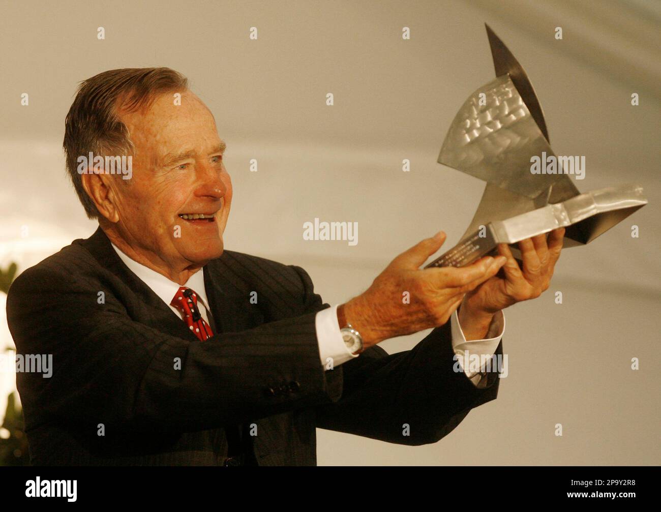 Former US President George H.W. Bush shows the 2008 Henry Kissinger ...