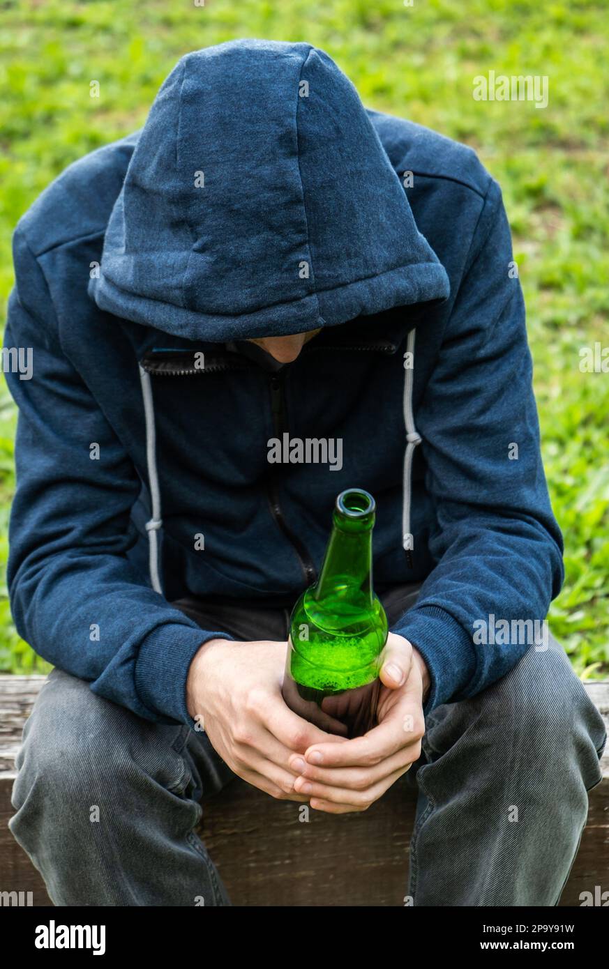 Man poverty outdoor alcohol hi-res stock photography and images - Alamy