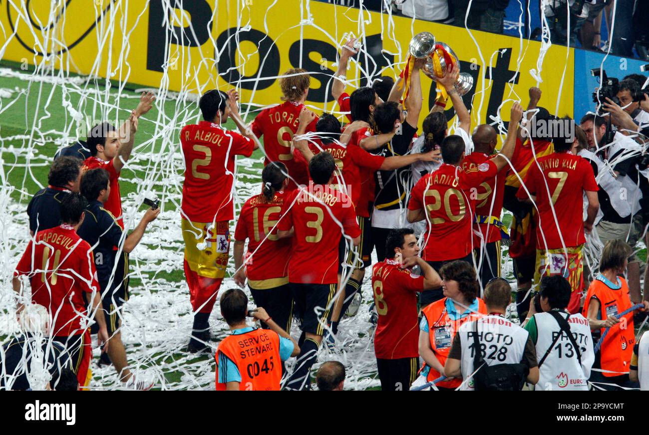 Spanish players celebrate their 1-0 win at the end of the Euro 2008 ...