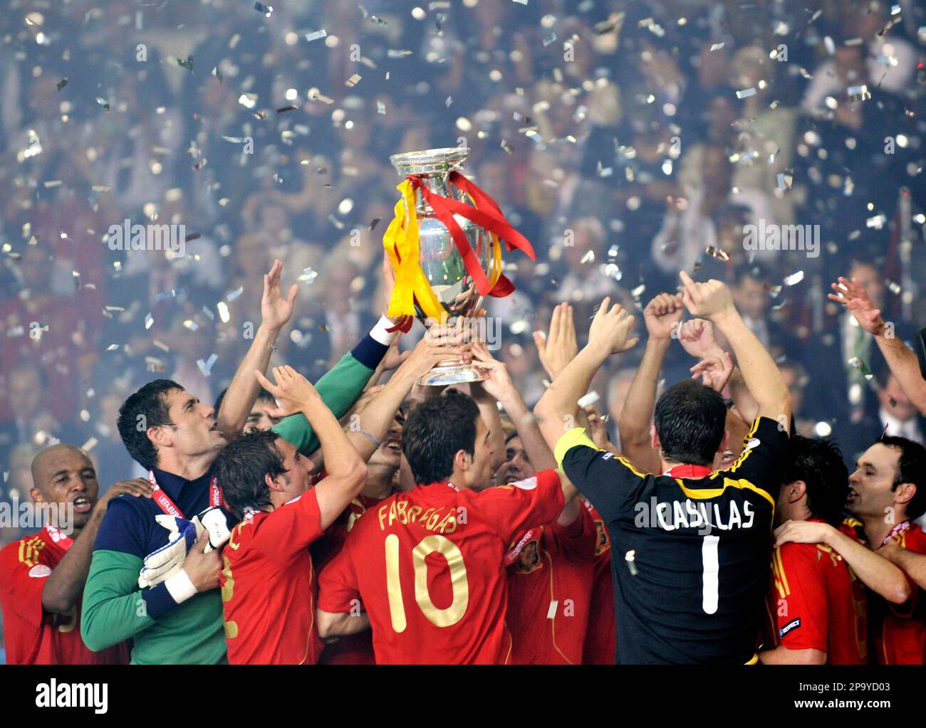 Spanish players hold up the trophy at the end of the Euro 2008 final ...