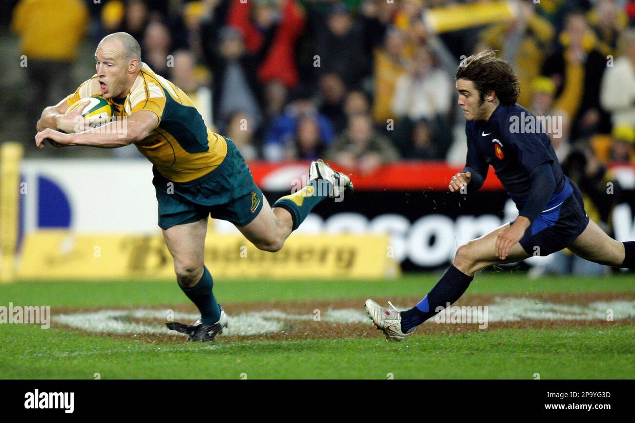 Australia's Stirling Mortlock, left, prepares to dive past France's ...