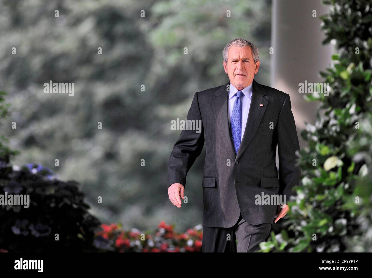 President Bush walks to the Rose Garden of the White House in ...